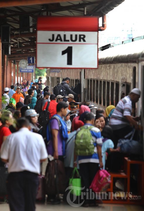 Penumpang Kereta Api Libur Natal dan Tahun Baru 2015, Foto 1 #1479952 ...