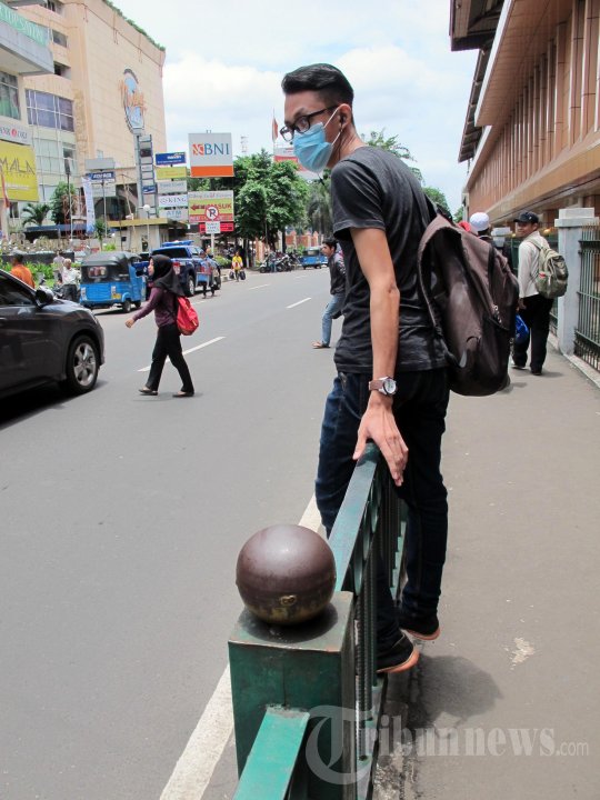 Penumpang KRL Lompat Pagar, Foto 2 #1640542 - TribunNews.com