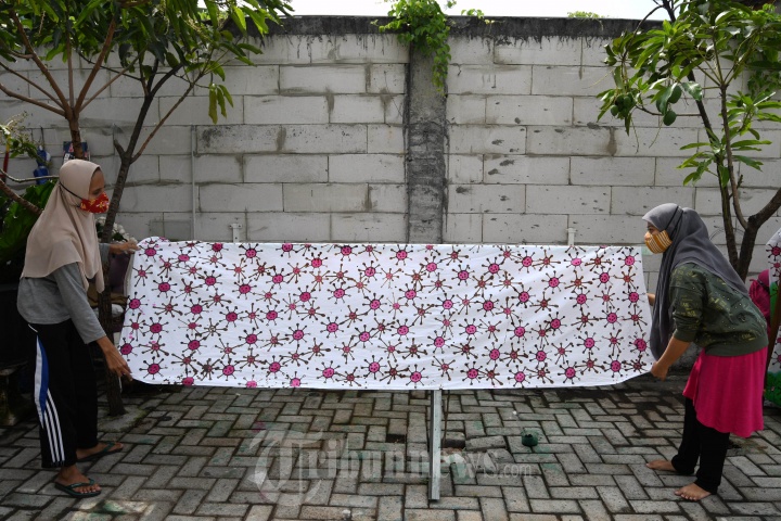 Penyandang Disabilitas Memproduksi Batik Motif Virus Corona, Foto 6 ...