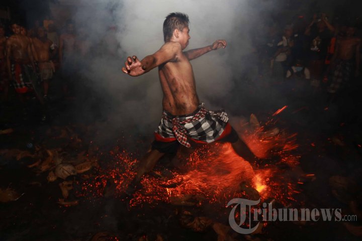 Perang Api Jelang Perayaan Nyepi di Bali, Foto 10 #1641666 - TribunNews.com