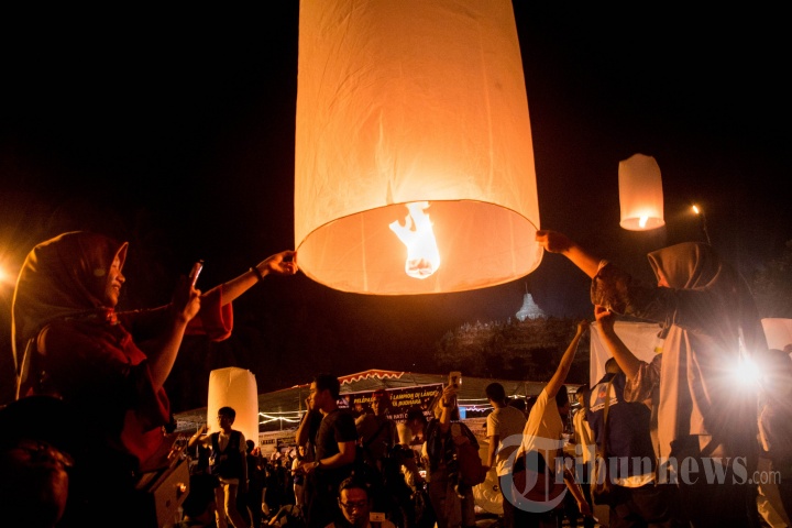 Perayaan Waisak di Candi Borobudur, Foto 2 #1700999 - TribunNews.com