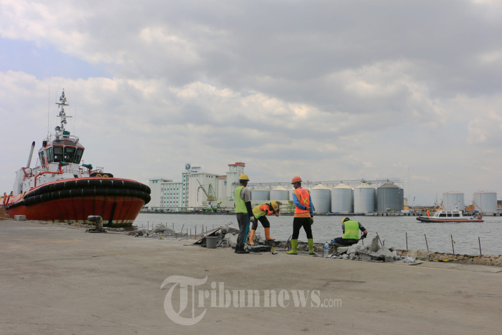 Perbaikan Bibir Dermaga Pelabuhan Tanjung Emas Semarang, Foto 1 ...