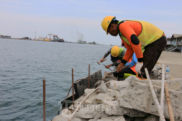 Perbaikan Bibir Dermaga Pelabuhan Tanjung Emas Semarang, Foto 2 ...