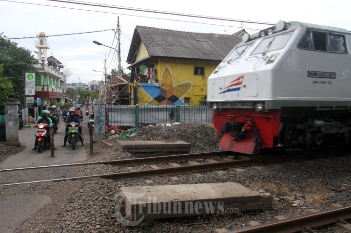 Perlintasan Kereta Api Tidak Resmi Sangat Berbahaya, Foto 1 #1680543 - TribunNews.com