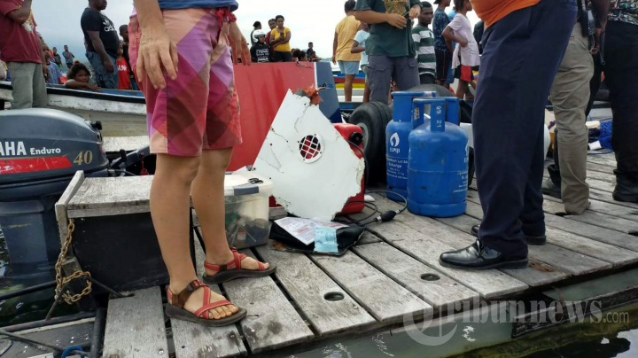 Pesawat MAF Jatuh di Danau Sentani Jayapura Papua, Pilot Tewas, Foto 10 ...