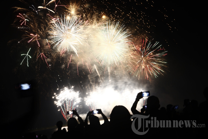 Pesta Kembang Api Tahun Baru 2023 di Pantai Ancol, Foto 2 #1952748 - TribunNews.com