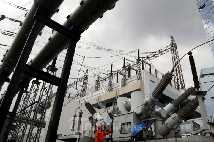 Petugas APP PLN Memeriksa Panel Gardu Induk 150 KV Mampang, Foto 2 ...