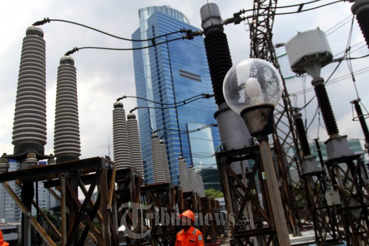 Petugas APP PLN Memeriksa Panel Gardu Induk 150 KV Mampang, Foto 4 ...