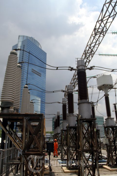 Petugas APP PLN Memeriksa Panel Gardu Induk 150 KV Mampang, Foto 5 ...