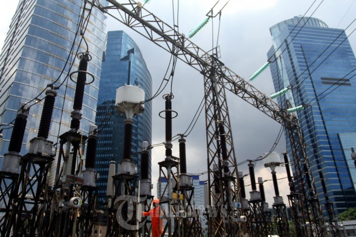 Petugas APP PLN Memeriksa Panel Gardu Induk 150 KV Mampang, Foto 6 ...