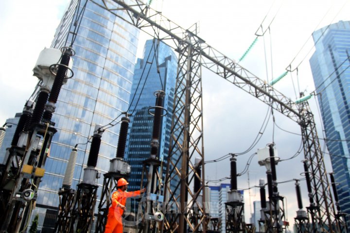 Petugas APP PLN Memeriksa Panel Gardu Induk 150 KV Mampang, Foto 7 ...