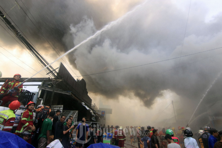 Petugas Damkar Berusaha Padamkan Kebakaran Ruko dan Pemukiman, Foto 1 #1950071 - TribunNews.com