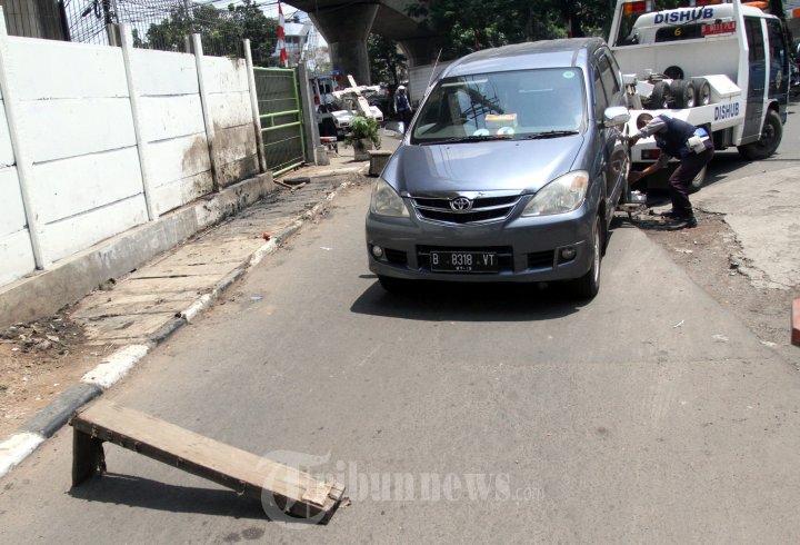 Petugas Dishub Derek Mobil Parkir Sembarangan, Foto 2 #1668082 ...
