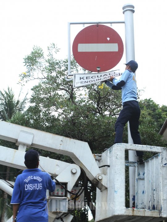Petugas Dishub DKI Perbaiki Rambu Lalulintas, Foto 2 #1660508 ...
