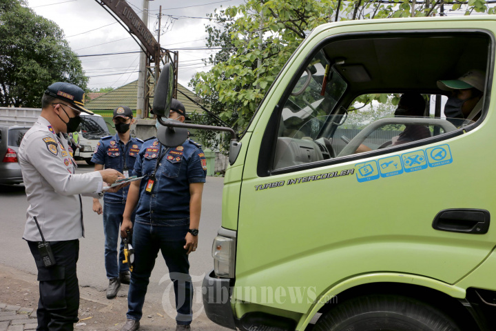 Petugas Dishub Operasi Penertiban Angkutan Bermuatan Barang, Foto 2 ...