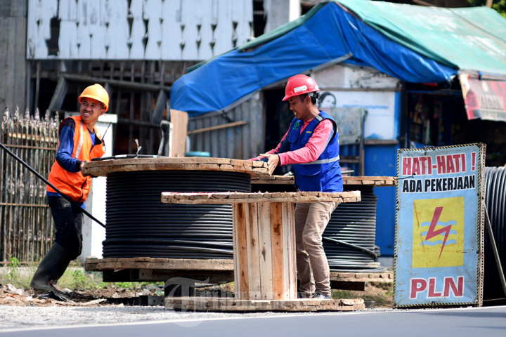 Petugas PLN Melakukan Pemeliharaan Jaringan Listrik, Foto 5 #1936766 ...