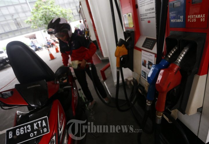 Petugas SPBU Layani Pengisian BBM Pertamax Yang Turun Harga, Foto 4 ...