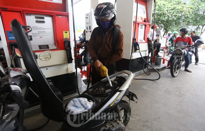 Petugas SPBU Melayani Pengisian BBM Premium, Foto 4 #1636287 ...