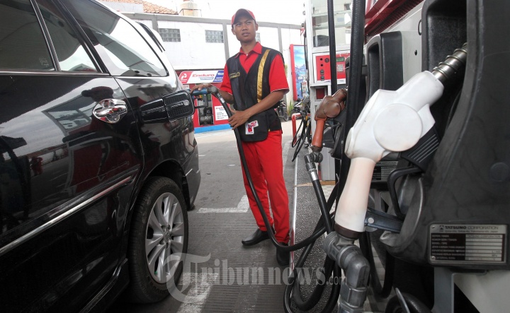 Petugas SPBU Melayani Pengisian BBM, Foto 1 #1683562 - TribunNews.com