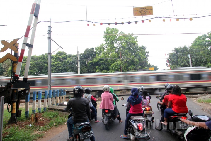 Pintu Perlintasan Kereta Api Tidak Berfungsi, Foto 1 #1708809 - TribunNews.com