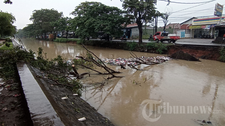 Pohon Tumbang Hambat Aliran Kali di Pasar Kemis, Foto 4 #1906727 ...
