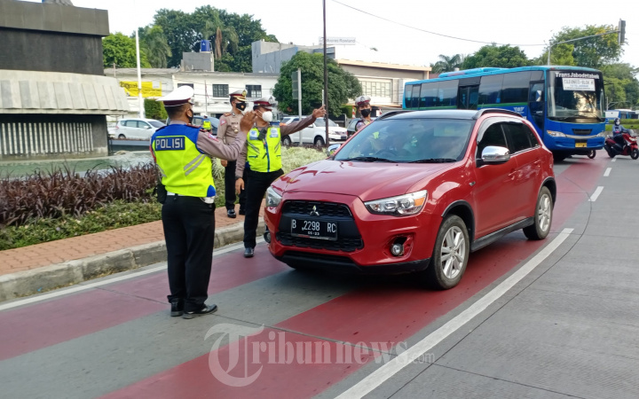 Polantas Razia Mobil Bernopol Ganjil-Genap, Foto 1 #1892460 ...