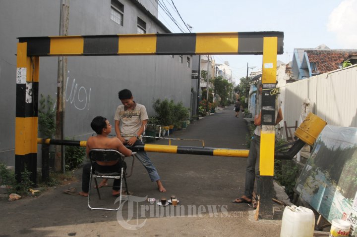 Portal Jalan Menyebabkan Fungsi Jalan Macetjalan diportal, Foto 2 ...