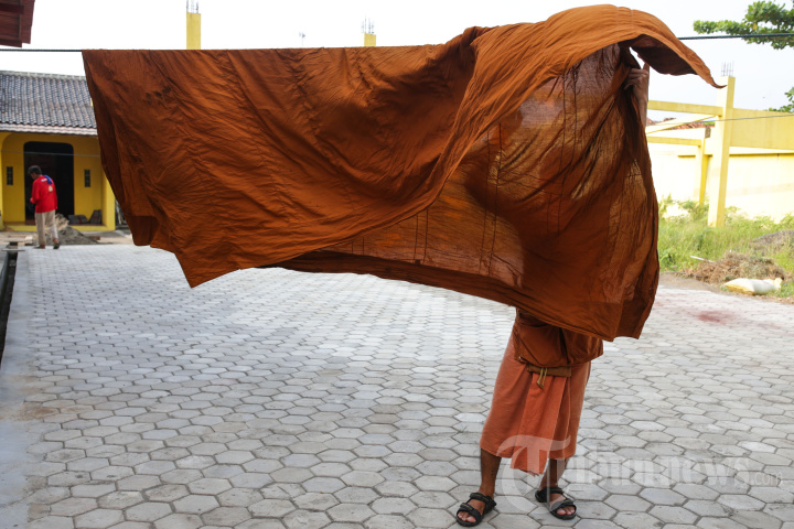 Potret Biksu Jalan Kaki Ritual Thudong Menuju Candi Borobudur, Foto 3 ...