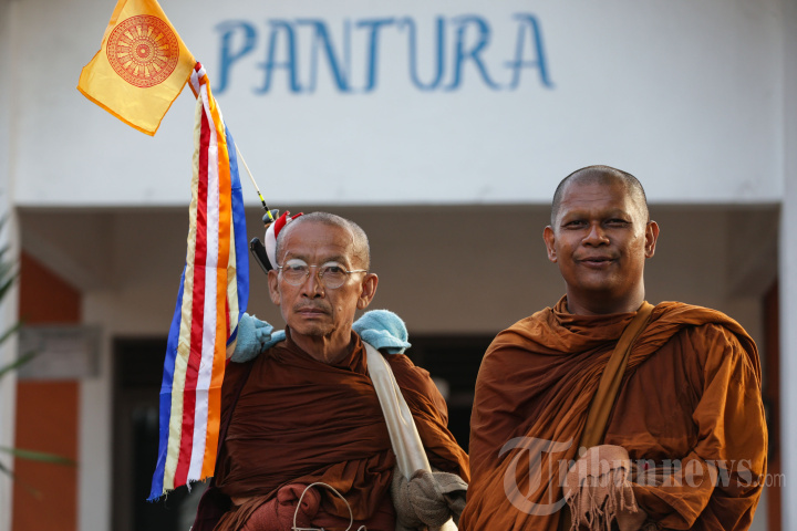 Potret Biksu Jalan Kaki Ritual Thudong Menuju Candi Borobudur, Foto 10 ...