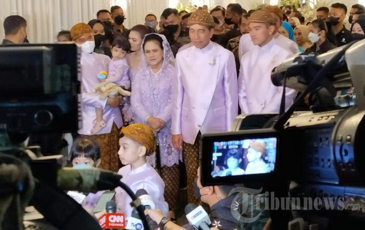 Presiden Jokowi Beri Keterangan Usai Acara Midodareni, Foto 3 #1949745 - TribunNews.com