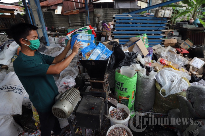 Produksi Paving Block Berbahan Sampah Plastik, Foto 2 #1863333 - TribunNews.com