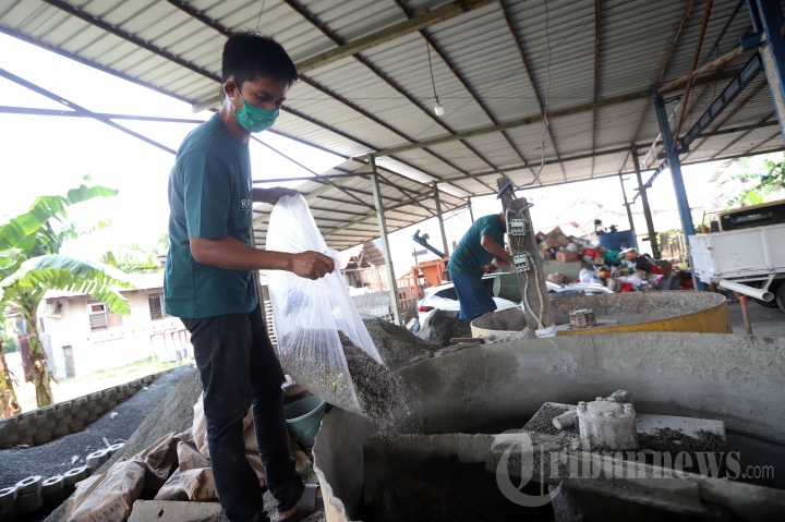 Produksi Paving Block Berbahan Sampah Plastik, Foto 3 #1863334 - TribunNews.com