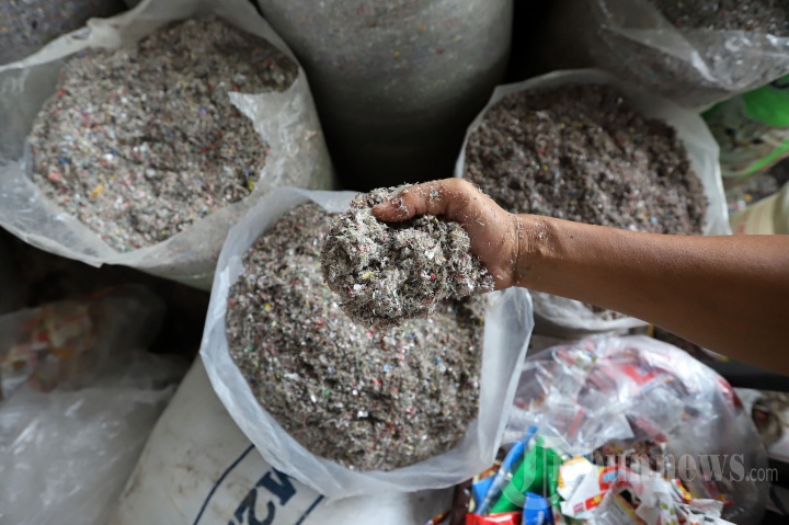 Produksi Paving Block Berbahan Sampah Plastik, Foto 4 #1863335 - TribunNews.com