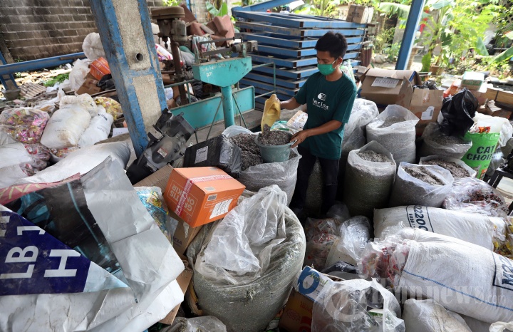 Produksi Paving Block Berbahan Sampah Plastik, Foto 6 #1863337 - TribunNews.com