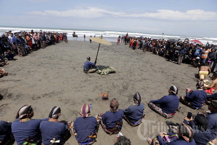 Prosesi Labuhan Parangkusumo di Jogja, Foto 1 #1793622 - TribunNews.com