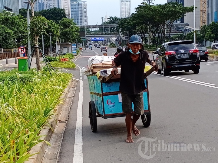 PSBB Membuat Pemulung Kesulitan Mencari Barang Bekas, Foto 2 #1845375 ...
