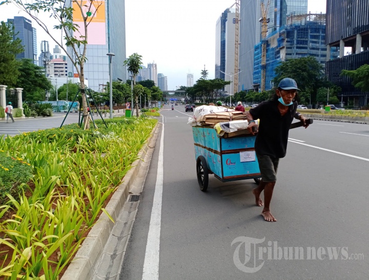 PSBB Membuat Pemulung Kesulitan Mencari Barang Bekas, Foto 3 #1845376 ...