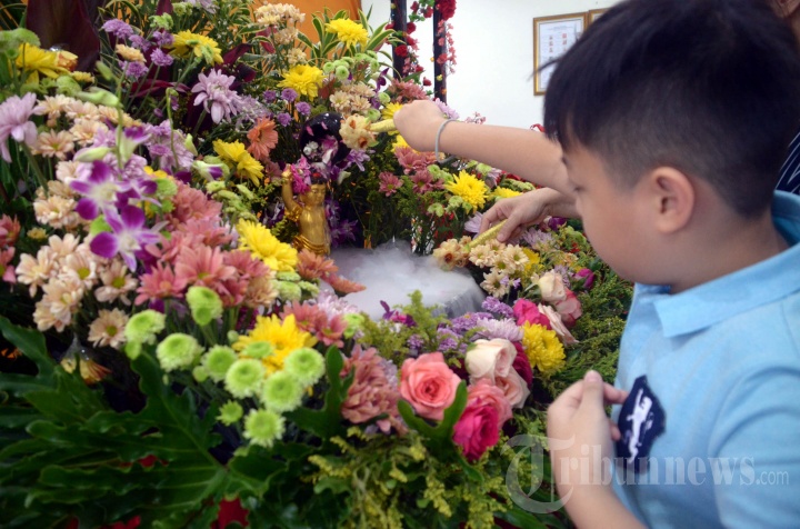 Puja Bhakti Perayaan Trisuci Waisak 2562 BE di Surabaya, Foto 8 ...