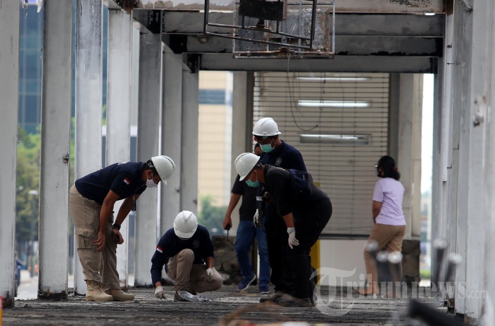 Puslabfor Mabes Polri Olah TKP Halte TransJakarta Bundaran HI Pascadibakar, Foto 21 #1861290 ...