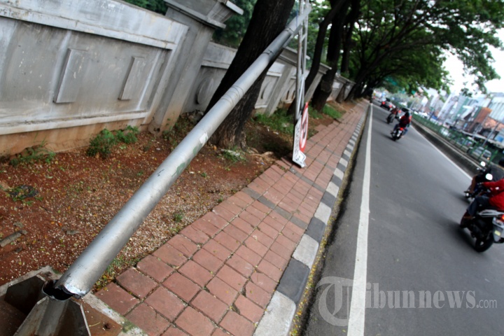Rambu Lalulintas Tumbang, Foto 2 #1691461 - TribunNews.com