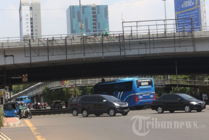 Rangka Besi Ex Papan Iklan di Flyover Grogol Rawan Jatuh, Foto 2 ...