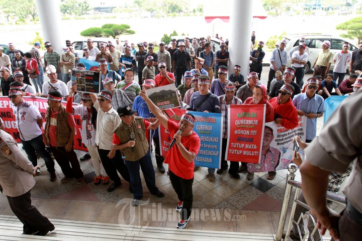 Ratusan Massa Demo di Kantor Gubernur Kalbar, Foto 9 #1633050 ... Ratusan Massa Demo di Kantor Gubernur Kalbar, Foto 9 #1633050 ...