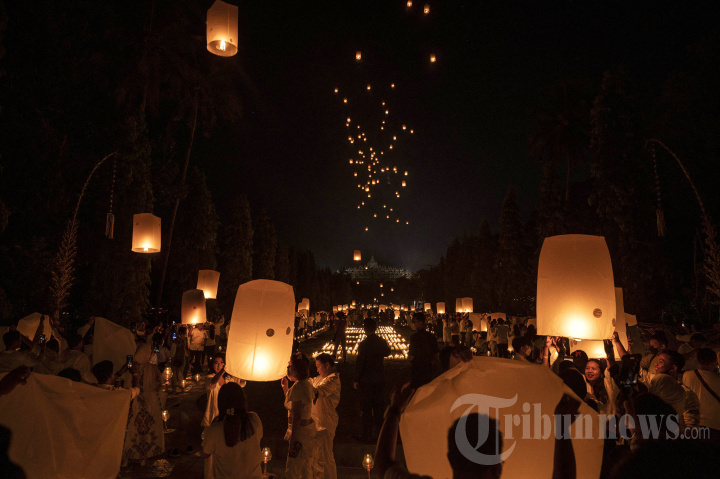 Ribuan Lampion Hiasi Langit Candi Borobudur, Foto 1 #1924228 - TribunNews.com