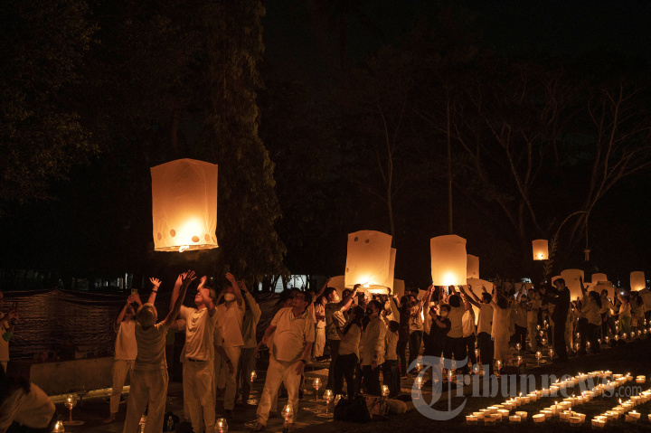 Ribuan Lampion Hiasi Langit Candi Borobudur, Foto 2 #1924229 - TribunNews.com