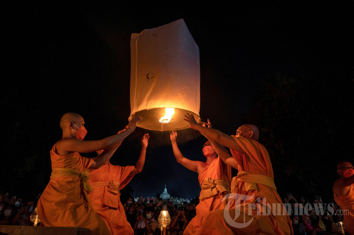 Ribuan Lampion Hiasi Langit Candi Borobudur, Foto 6 #1924233 - TribunNews.com