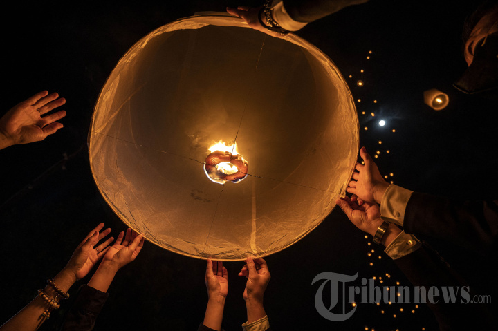 Ribuan Lampion Hiasi Langit Candi Borobudur, Foto 7 #1924234 - TribunNews.com