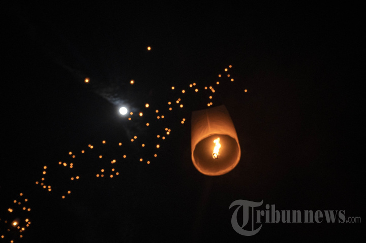 Ribuan Lampion Hiasi Langit Candi Borobudur, Foto 8 #1924235 - TribunNews.com