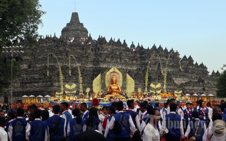 Ribuan Umat Buddha Ikuti Pembacaan Kitab Suci di Borobudur, Foto 7 #1760843 - TribunNews.com