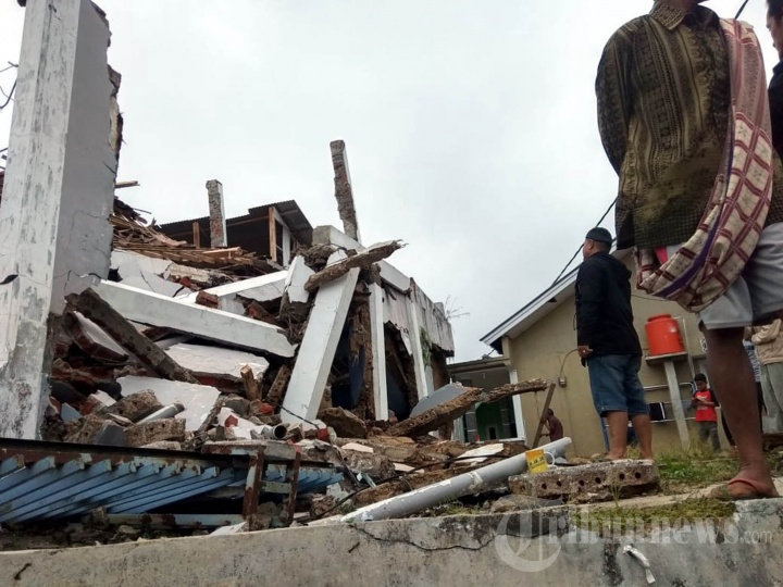 Rumah Runtuh Dihantam Gempa di Sukabumi, Foto 7 #1836987 - TribunNews.com
