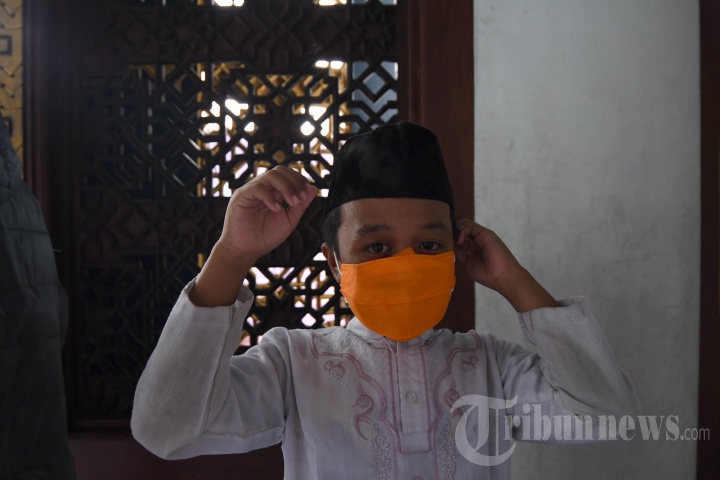 Salat Jumat di Masjid Al Akbar Pakai Masker dan Dibatasi Jarak 1 Meter ...